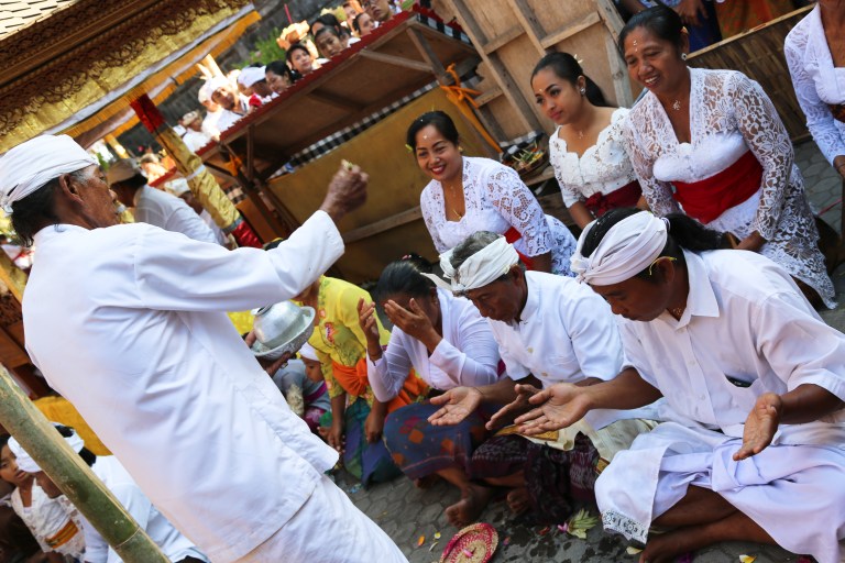 Temple ceremony in Bali – Part Two | THE THING WITH FEATHERS